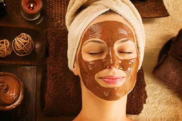 What does cinnamon and honey do to your face?